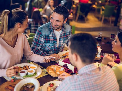 Семья за столом в ресторане 90 фото