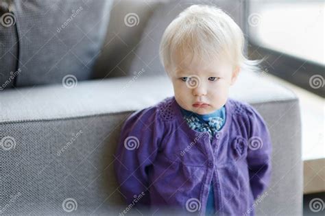 Ledsen Litet Barnflickastående Arkivfoto Bild Av Eftertänksamt