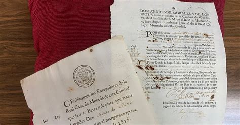 Perú Policía Entrega Al Consulado De Perú Dos Documentos Históricos