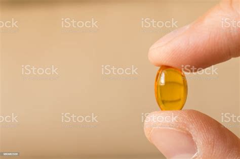 인간의 손에 알 약 건강 한 라이프 스타일의 개념입니다 빈 텍스트 공간 개념에 대한 스톡 사진 및 기타 이미지 개념 건강관리와 의술 건강한 생활방식 Istock