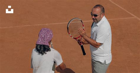 테니스 라켓을 들고 있는 남자와 여자 사진 Unsplash의 무료 라켓 이미지