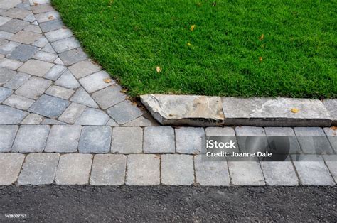 넘어진 포장 기계 가장자리 및 아스팔트를 사용한 조경 진입로 프로젝트 근접 촬영 가장자리에 대한 스톡 사진 및 기타 이미지 가장자리 마당의 차도 돌 건축자재 Istock