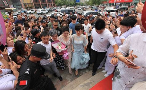 不老女神趙雅芝到天津撈金，引的眾多觀眾圍觀盡顯老態 Ifuun