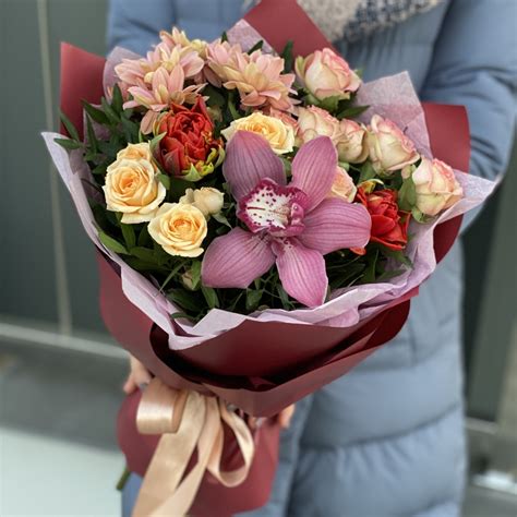 Букет из кустовой розы, хризантемы, тюльпанов и цимбидиума Великолепие ...