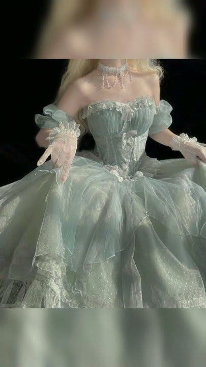 فساتين العصر الفيكتوري بإختصار Ball Gowns Old Fashion Dresses
