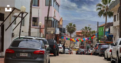 고층 건물 옆에 주차된 차가 많은 거리 사진 Unsplash의 무료 멕시코 이미지