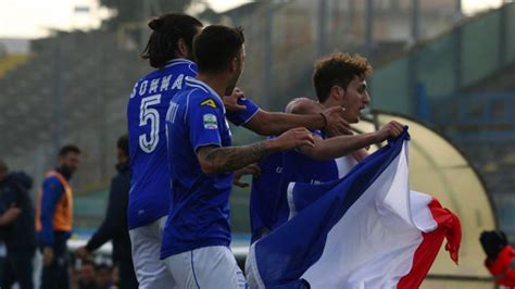 Италиански футболист вкара гол и целуна френското знаме видео снимки