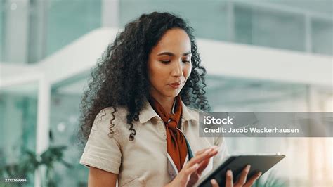 비즈니스 우먼 태블릿 및 온라인 사무실에서 패션 잡지 카탈로그 또는 앱을 편집합니다 디지털 기술 인터넷 및 작업자 연구 디자인 트렌드 크리에이티브 스타트업의 일정 또는