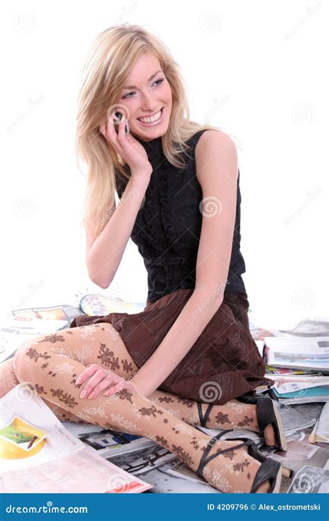 Nette Blondine Mit Mobile Stockfoto Bild Von Kommunikation