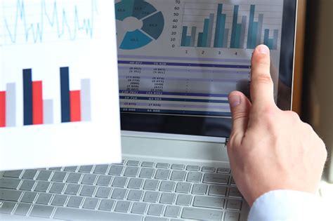 비즈니스 사람 작동 하 고 노트북에 그래프에 금융 수치 분석 가리키기에 대한 스톡 사진 및 기타 이미지 가리키기 개선 검사 보기 Istock