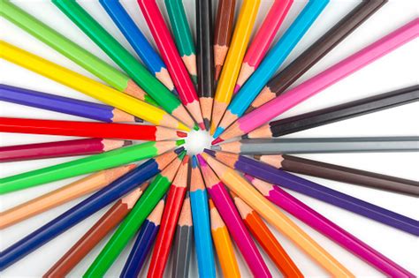 흰색 배경에 그리기위한 색연필 교육과 창의력 레저 및 예술 개체 그룹에 대한 스톡 사진 및 기타 이미지 개체 그룹 교실 교육 Istock