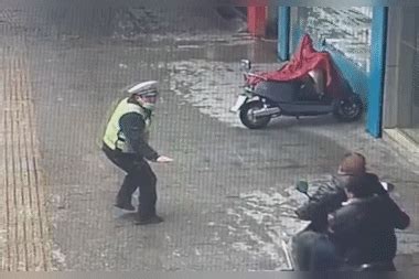 江西男子骑无牌摩托车强行冲卡撞倒交警 第二天抱被子自首 摩托车 被子 江西