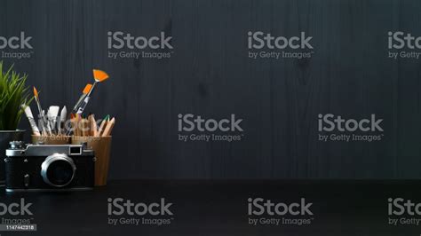 프리랜서 또는 블로거 어두운 작업 영역 빈티지 카메라와 복사 공간 개념에 대한 스톡 사진 및 기타 이미지 개념 개념과 주제 검은색 Istock