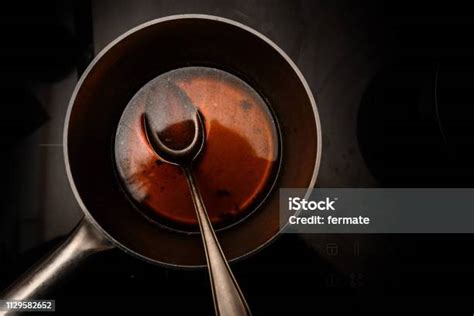 냄비와 쇠고기 재고 동안 검은 스토브에 레드 와인 곰 보 버섯 소스 어두운 배경 복사 공간 위에서 높은 각도 보기 함께 요리
