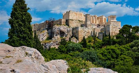 유명한 그리스 관광 랜드마크 그리스 아테네의 필로파포스 언덕에서 본 아테네 아크로폴리스의 상징적인 파르테논 신전 사진