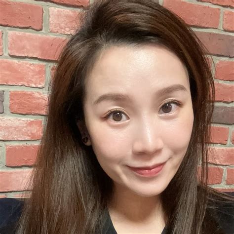 米紙料理第一集🎉廚藝0能繼續變出什麼東西？ 💡米紙月亮蝦餅 食材：全聯 越南春捲皮（應該就是米紙吧？） 冷凍澎湖 花枝漿 蝦漿 （我想弄兩種