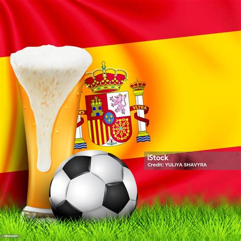 현실적인 3d 축구 공과 스페인의 국기를 흔들며 잔디에 맥주의 유리 축구 선수권 대회의 세련된 배경디자인 포스터 배너 축구 템플릿 축구 개념입니다 3차원 형태에 대한 스톡
