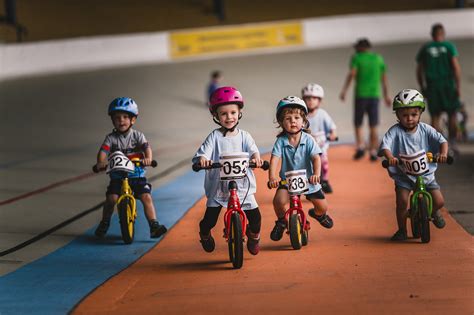 Kleine Kinder Rennen Motorikentwicklung Bewegung Kinder Mobil