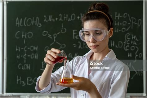 실험실 플라스크를 들고 흰색 코트와 안경을 쓴 여성 과학자 붉은 액체와 함께 Stem 주제에 대한 스톡 사진 및 기타 이미지 Stem 주제 검사 보기 과학 Istock