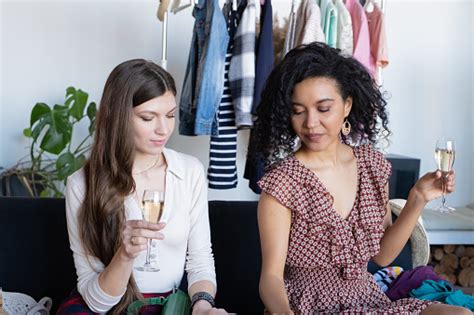 스왑 파티에서 샴페인을 마시는 행복한 여성 제로 폐기물 쇼핑 기부 쇼핑에 대한 스톡 사진 및 기타 이미지 쇼핑 여자 여자만 Istock