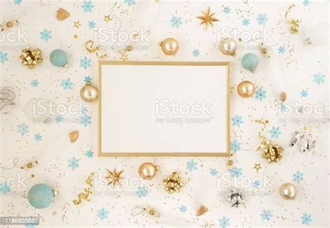 골드 프레임 모형 크리스마스 배경 텍스트에 대한 빈 복사 공간이 흰색 배경에 Xmas 또는 새해 블루 골드 색상 장식 엽서 또는 초대를위한 휴가 개념 맨 위 보기 0명에