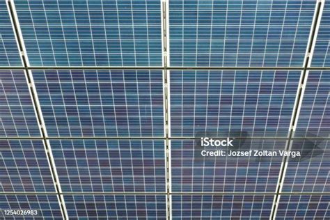 높이에서 가까운 거대한 태양 전지 판넬의 공중 보기 재생 가능한 태양 에너지를 사용하여 대체 청정 녹색 에너지 드론 사진 사진 태양 전지 패널 유럽 헝가리 0명에 대한 스톡