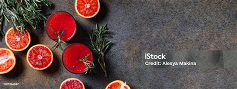 소박한 배경에 유리에 로즈마리 잔가지를 곁들인 블러드 오렌지 주스 슬라이스 시칠리아 혈액 오렌지 감귤류 과일에 대한 스톡 사진 및 기타 이미지 Istock