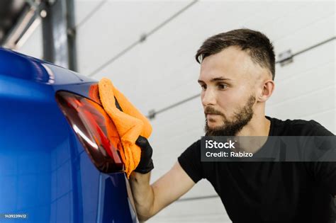 청소부 작업자는 세차 후 마른 몸 차 자동차 서비스를 자세히 설명하는 마이크로 화이버로 손 자동차 건조 25 29세에 대한 스톡 사진 및 기타 이미지 Istock