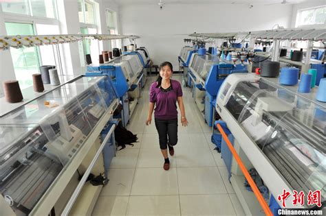 网络媒体“走转改” 探访平谷村民自办的毛织品厂 中新网