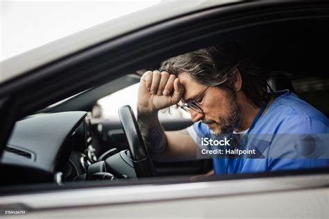 피곤하고 슬픈 느낌으로 차 안에 있는 의사 진료소에서 열심히 일한 후 압도된 간병인 의료 종사자의 일과 삶의 균형 Mental Wellbeing에 대한 스톡 사진 및 기타