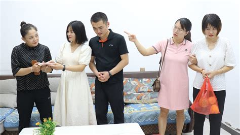 二姐养鸡场赔钱被母亲小妹看不起，大姐给她50万，一番话说的真好【飞翔大剧院】 Youtube