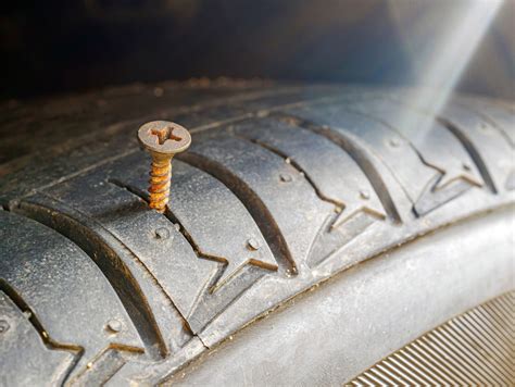 タイヤに釘が刺さったらどうすればいい？対処法や注意点を徹底解説！