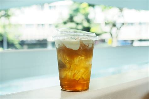 상단에 크림 치즈 거품의 층과 아이스 우롱 차 의 플라스틱 유리 0명에 대한 스톡 사진 및 기타 이미지 Istock