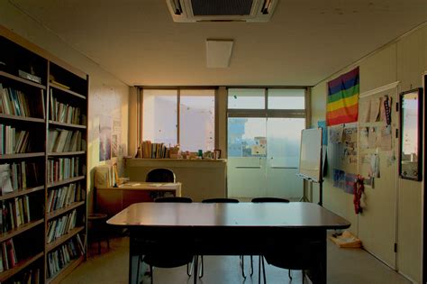 스토리박스 한 남자가 용기를 내어 한 여자에게 말을 걸었습니다 그녀의 연락처를 받기 위해 고군분투하고 있는 모습을 우연히 길을 지나가던 그의 동창이 보았습니다 “야