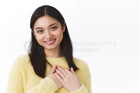 表达高清图片特写肖像可爱可爱的亚洲女孩把手按在心上，看起来感激和高兴，微笑着收到暖心的礼物，感谢感激，站在白墙上生活方式免费下载格式编号51222874 千图网