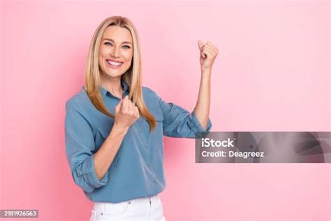 젊은 사랑 스럽다 이빨이 많은 미소 아가씨 착용 스마트 캐주얼 복장 주먹 흥분 우승자 팀장 리드 빈 공간 광고 분홍색 배경에 고립 된 사진 35 39세에 대한 스톡 사진 및