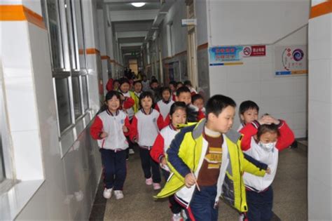 桓台县人民政府 基层信息 桓台县实验小学举行防踩踏安全疏散演练