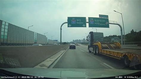 블랙박스 고속도로에서 트레일러 추월 중 트레일러가 비상등을 켜고 갑자기 감속 Youtube