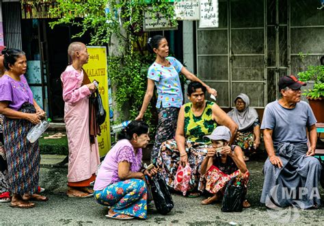 Myanmar ဆီတွေဆန်တွေငွေတွေအတွက် တန်းစီကြသူတွေထဲမှာ လူမျိုးမရွေးဘာသာမရွေးကြပါဘူး အကုန်တန်းစီကြရ