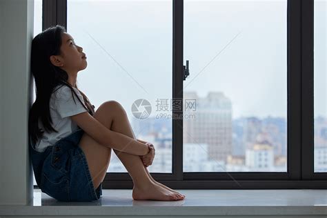 在家孤独的小女孩高清图片下载 正版图片501769169 摄图网