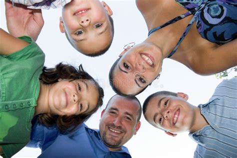 Familia Sonriente Feliz Imagen De Archivo Imagen De Círculo 10941077