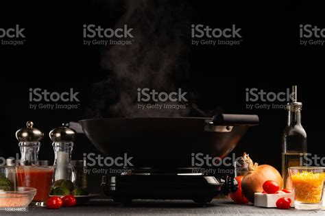 야채와 배경에 증기와 타일에 웍 동양 요리 아시아 음식 조미료 모션 동결 야채와 고기 맛있고 건강에 좋은 음식 배너 디자인용 검은 색 배경 음식에 대한 스톡 사진 및 기타