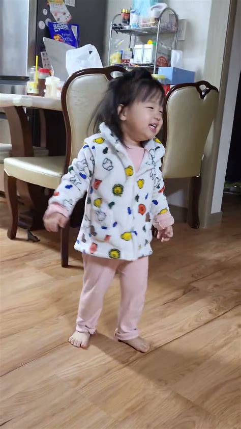 고모할머니의 장난에 자지러지는 행복한 26개월 아기 베베율 Youtube