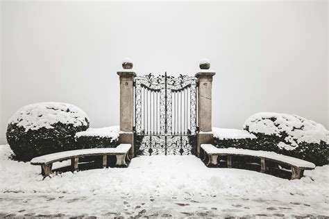 감기 감자칩 건축 게이트 겨울 겨울 동화나라 경치 경치가 좋은 계절 고독 고요한 고요함 날씨 냉랭한 눈 눈 내리는 눈이 내리는 장면 대칭