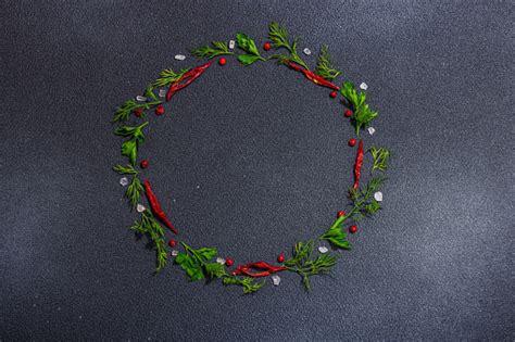 신선한 파슬리와 딜 칠리 페퍼 어두운 돌 콘크리트 배경에 바다 소금의 화환 0명에 대한 스톡 사진 및 기타 이미지 0명 National Diet Of Japan 개체