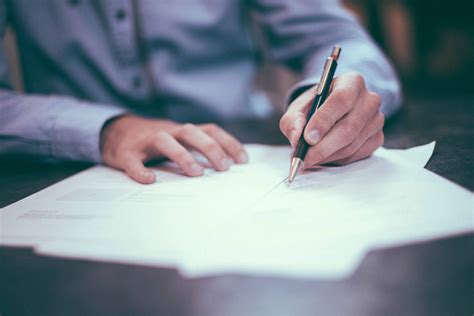 무료 사진 사람 문서 종이 손 사무실 사람