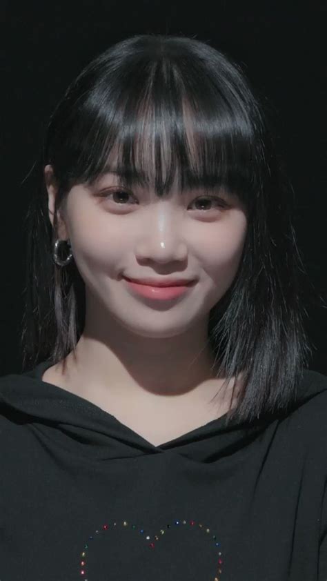 Newjeans Loops 🐇 On Twitter Yunjin Hugging Hanni 🥲 뉴진스 Newjeans 르세라핌 Le Sserafim 하니 윤진