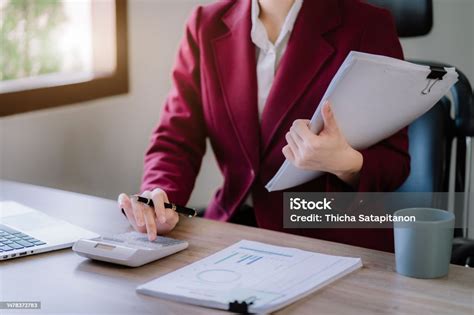 재무 데이터 보고서 회계 문서 및 사무실에서 노트북 컴퓨터 비즈니스 개념을 계산하기 위해 계산기로 작업하는 사업가 개념에 대한 스톡 사진 및 기타 이미지 Istock