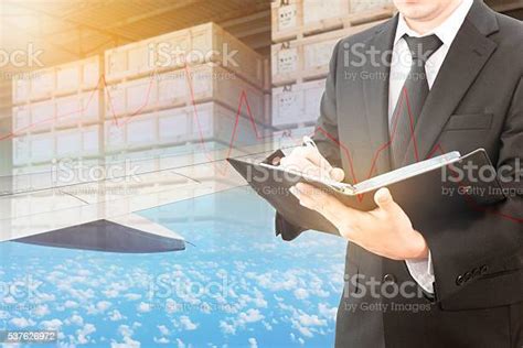 이중 노출 의 남성 사업가 및 화물입니까 창고 및 버즘 그래프에 대한 스톡 사진 및 기타 이미지 그래프 금융 기업 재무와 산업 Istock