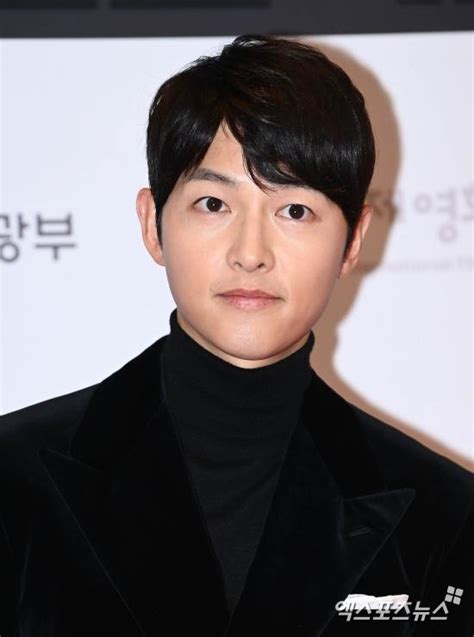 임신 목격담까지…송중기 초고속 열애 인정